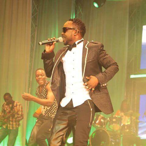 “Mr Bow” um dos músicos mais bem vestidos de Moçambique